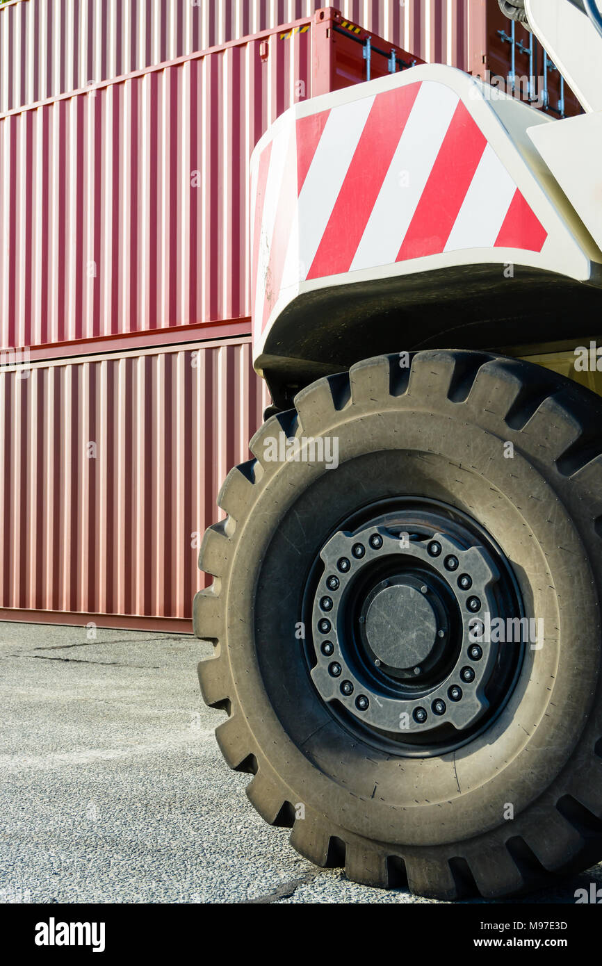 Reach stacker hi-res stock photography and images - Alamy