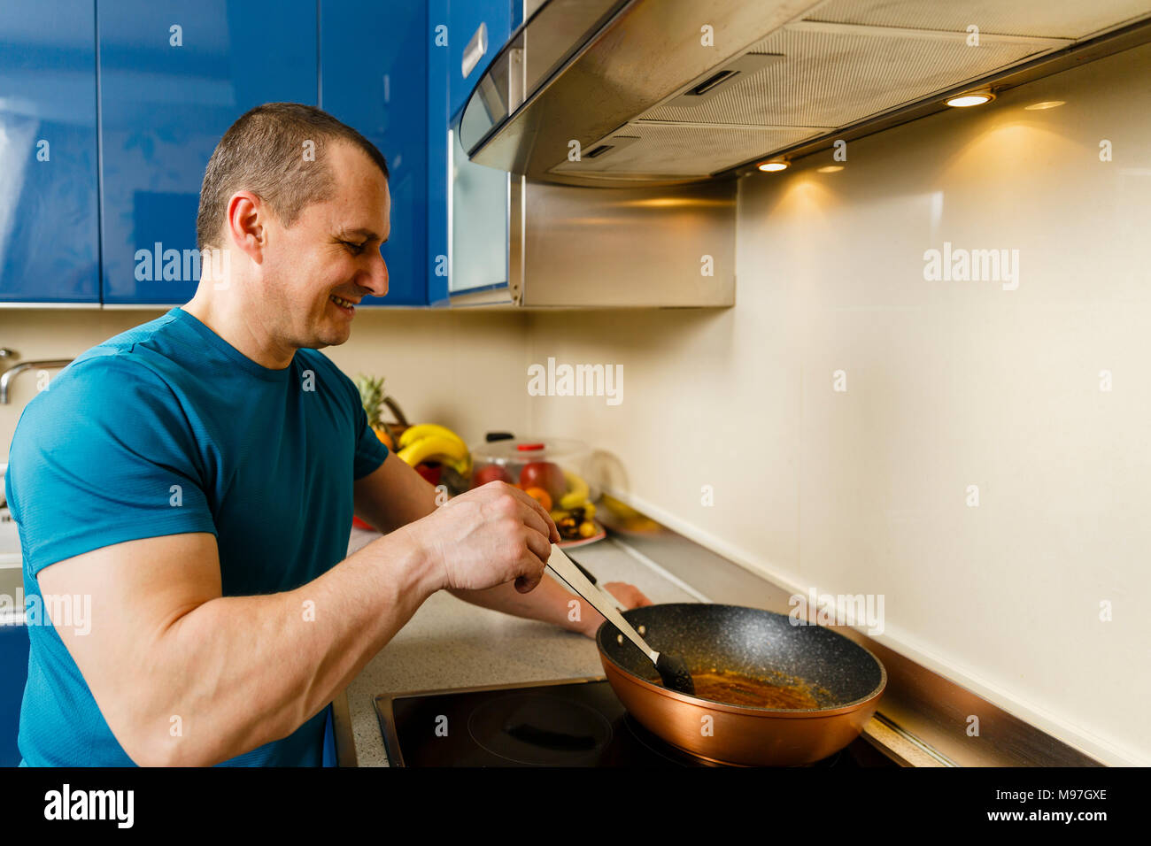 Adding vegetables in a frying pan hi-res stock photography and images ...