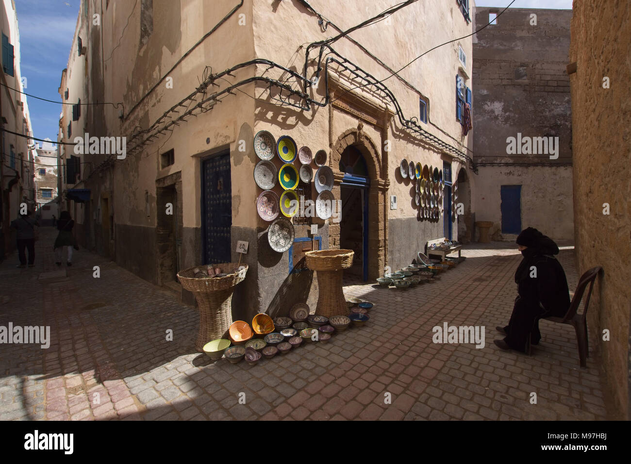 Corner shop on converging cobbled street Stock Photo - Alamy