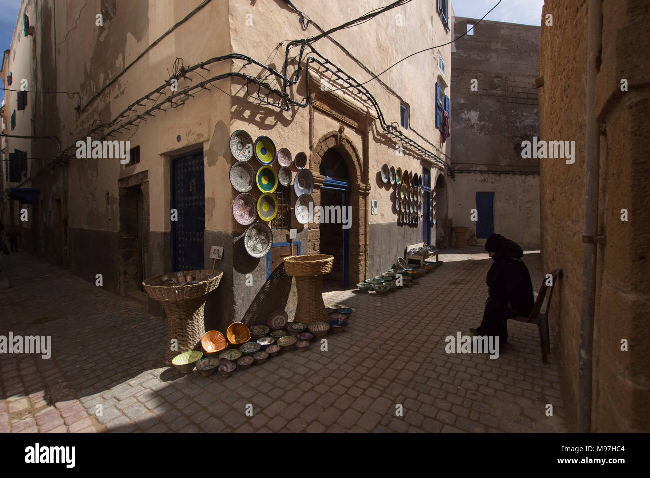 Corner shop on converging cobbled street Stock Photo - Alamy