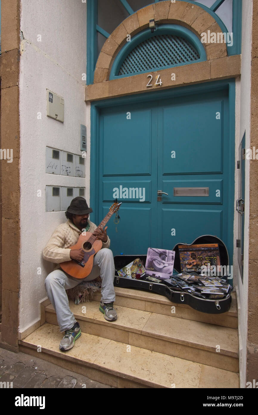 Authentic busker hi-res stock photography and images - Alamy