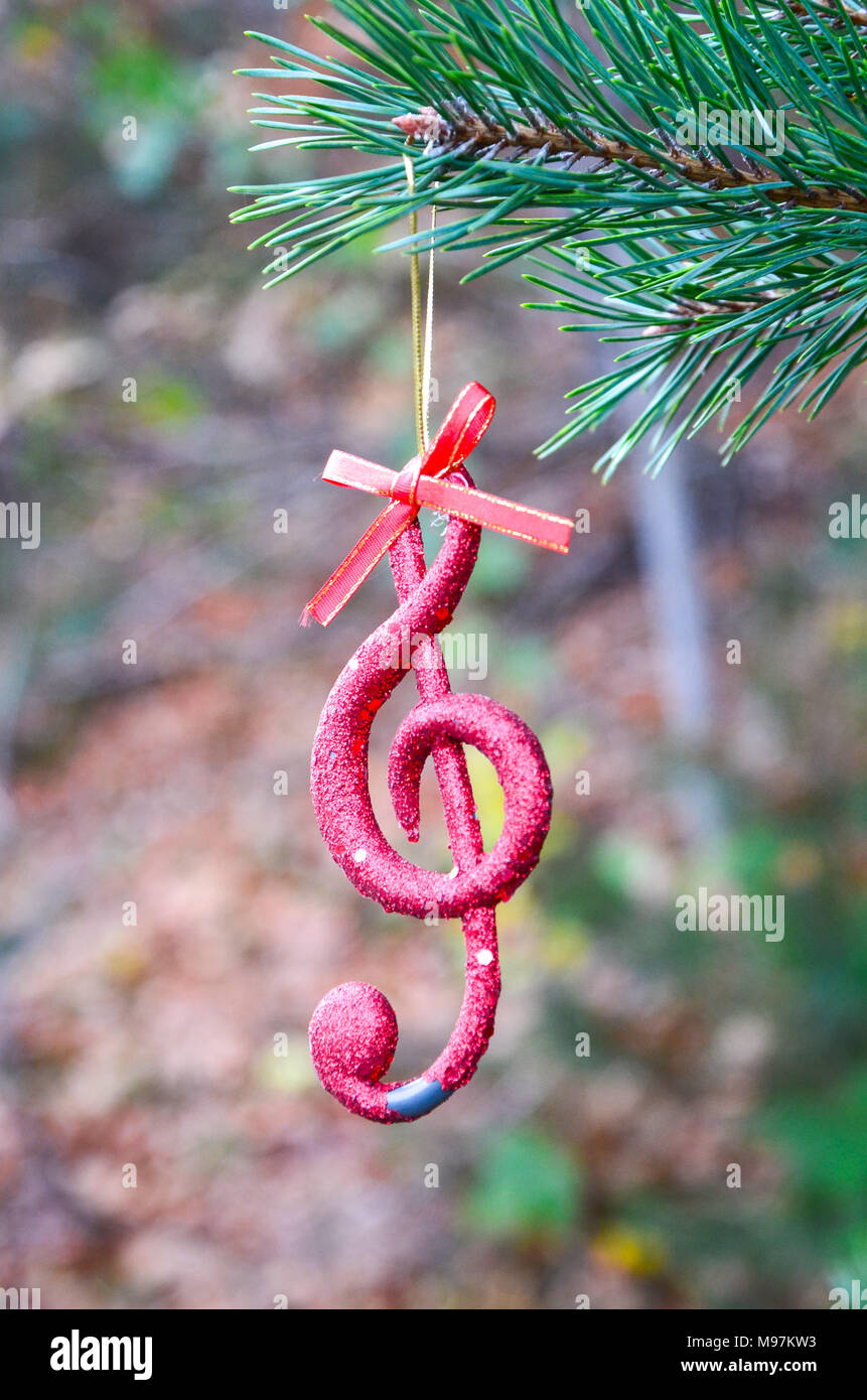 Black piano in the forest hi-res stock photography and images - Alamy