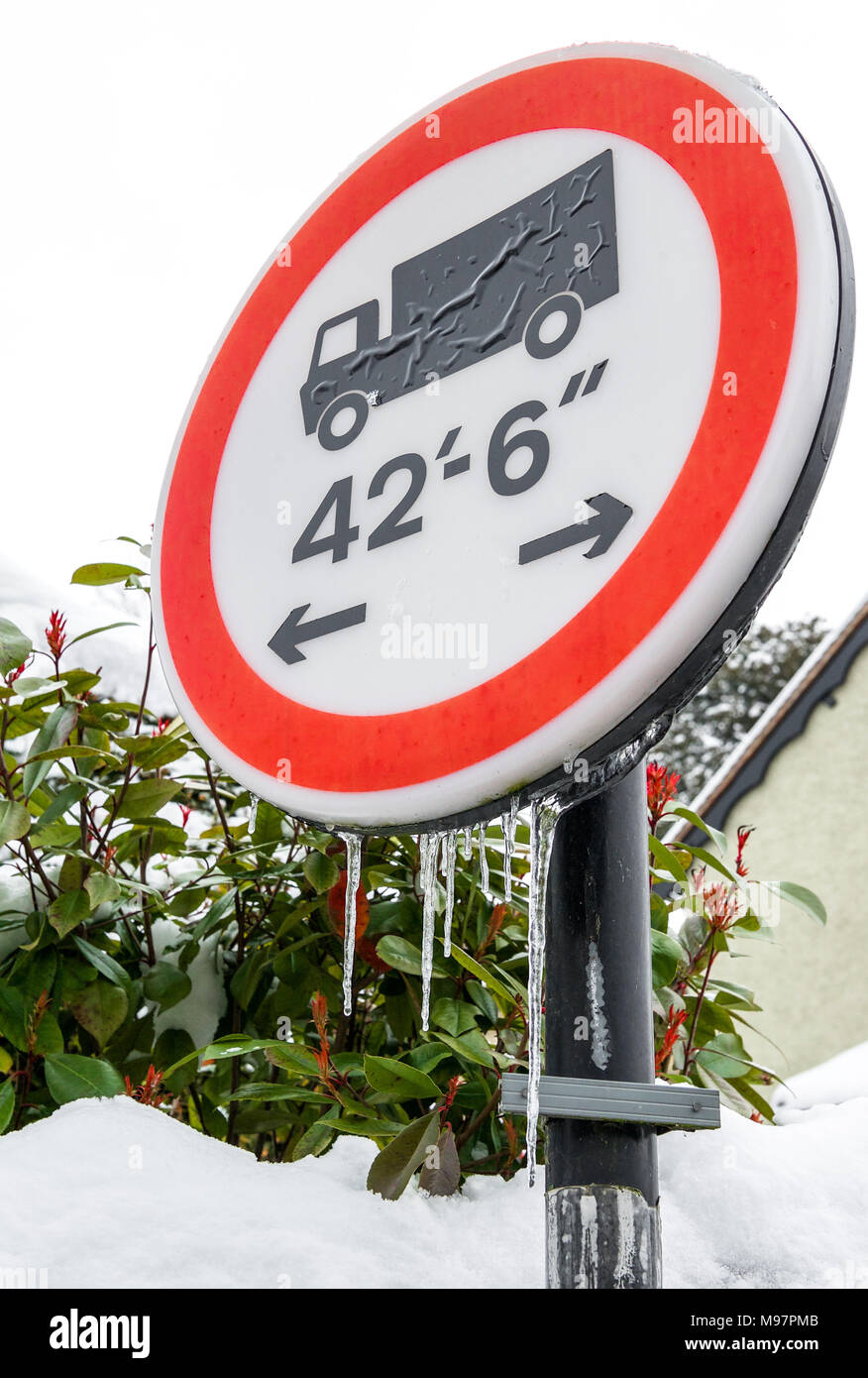 No vehicle or combination of vehicles over length shown Stock Photo - Alamy