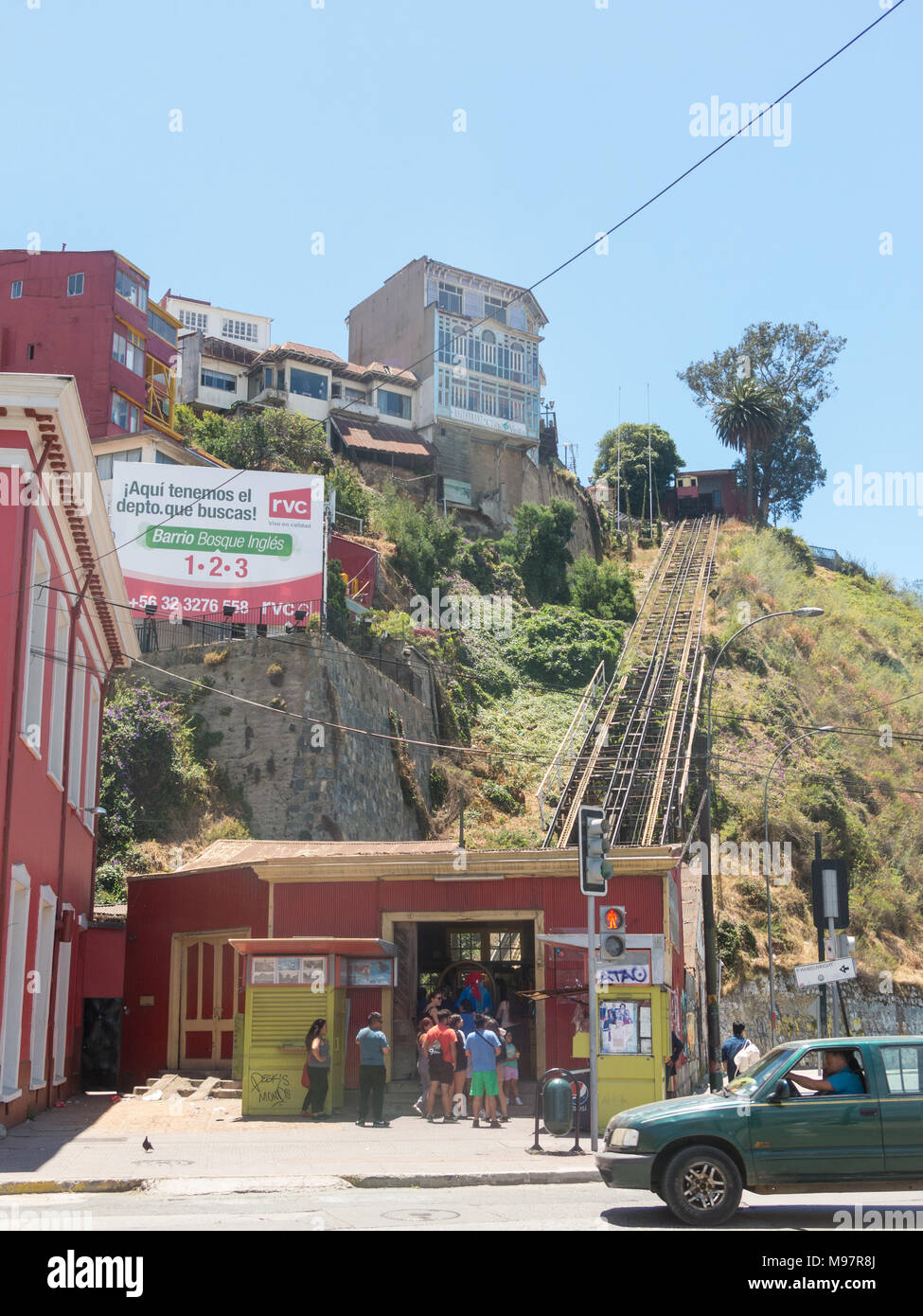 Valparaiso chile funicular elevator hi-res stock photography and images ...
