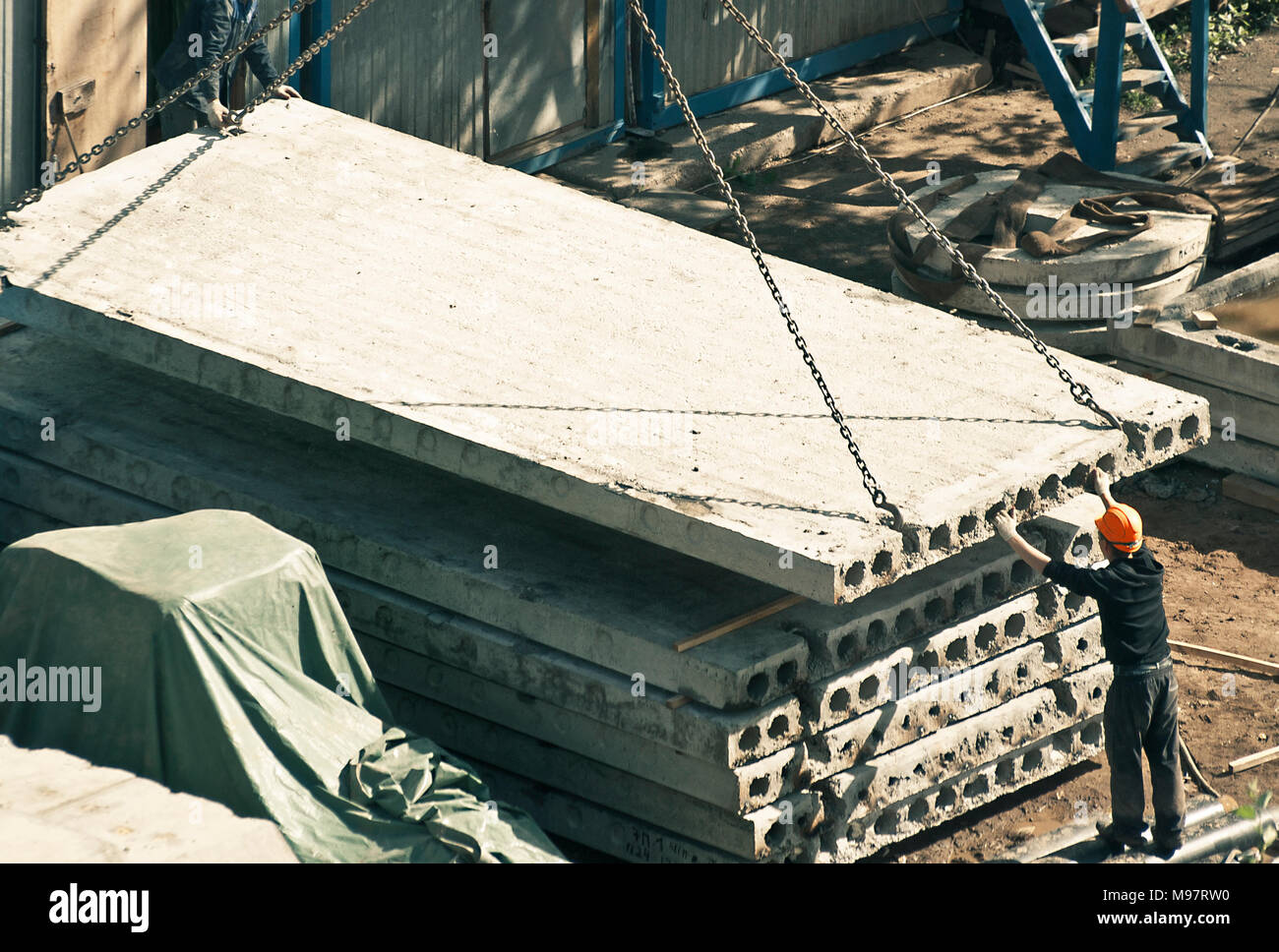 Unloading construction materials hi-res stock photography and images ...