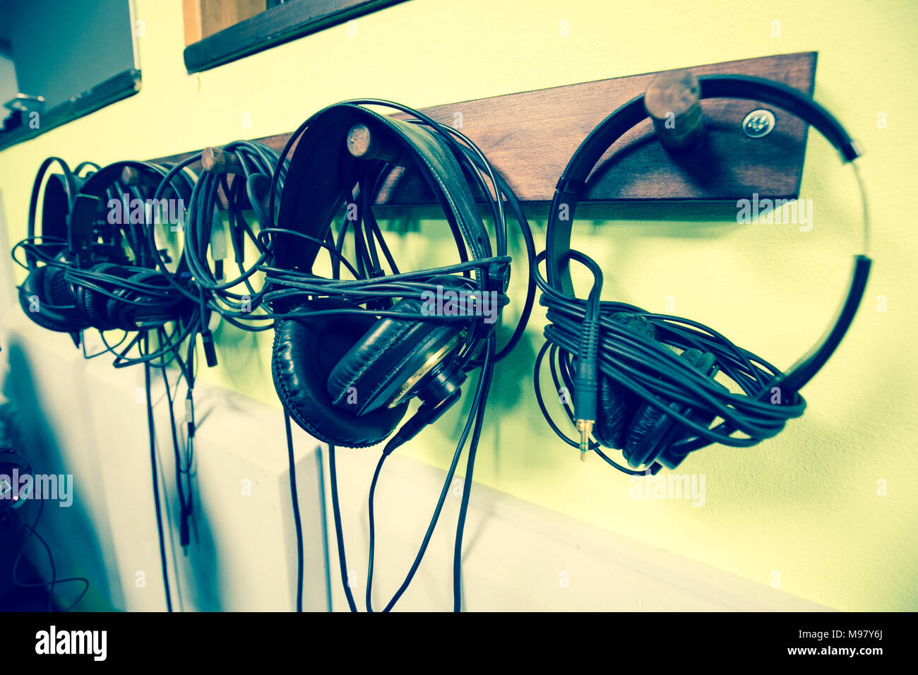 Recording studio headphones hi-res stock photography and images - Alamy
