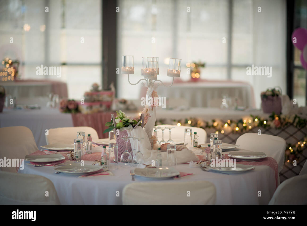 Beautiful table settings for your wedding Stock Photo - Alamy