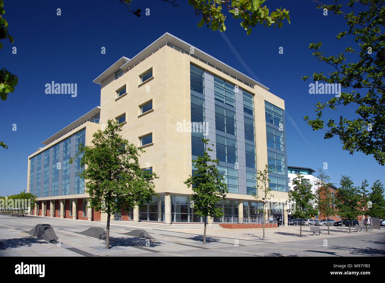 Office building humber quays hull hi-res stock photography and images ...