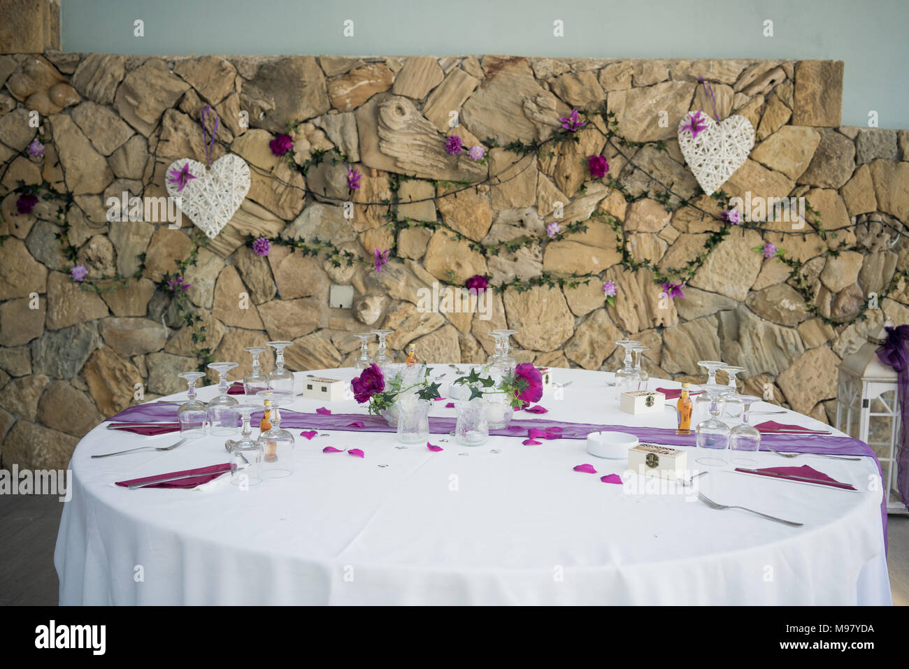 Beautiful table settings for your wedding Stock Photo - Alamy