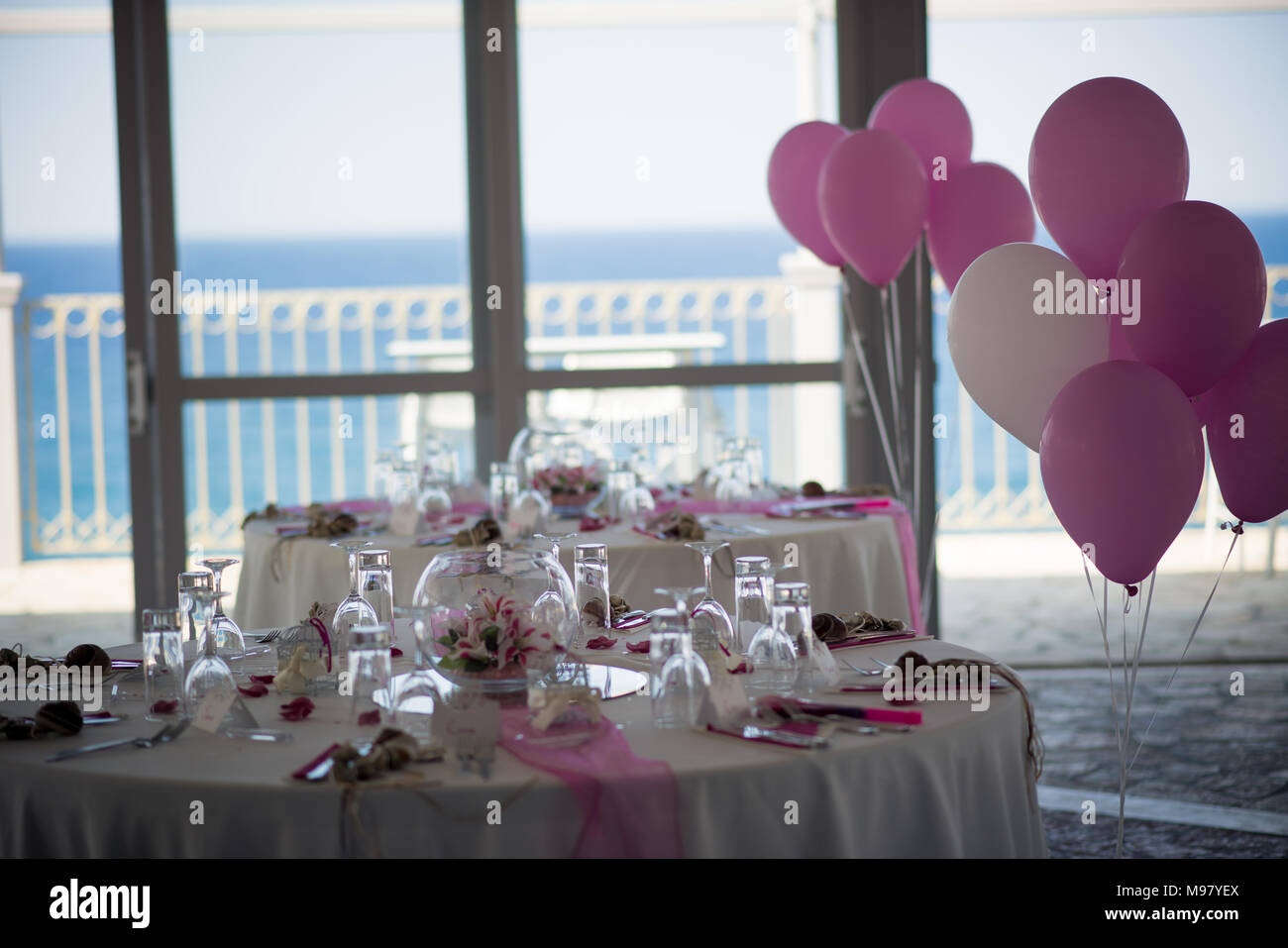 Beautiful table settings for your wedding Stock Photo - Alamy