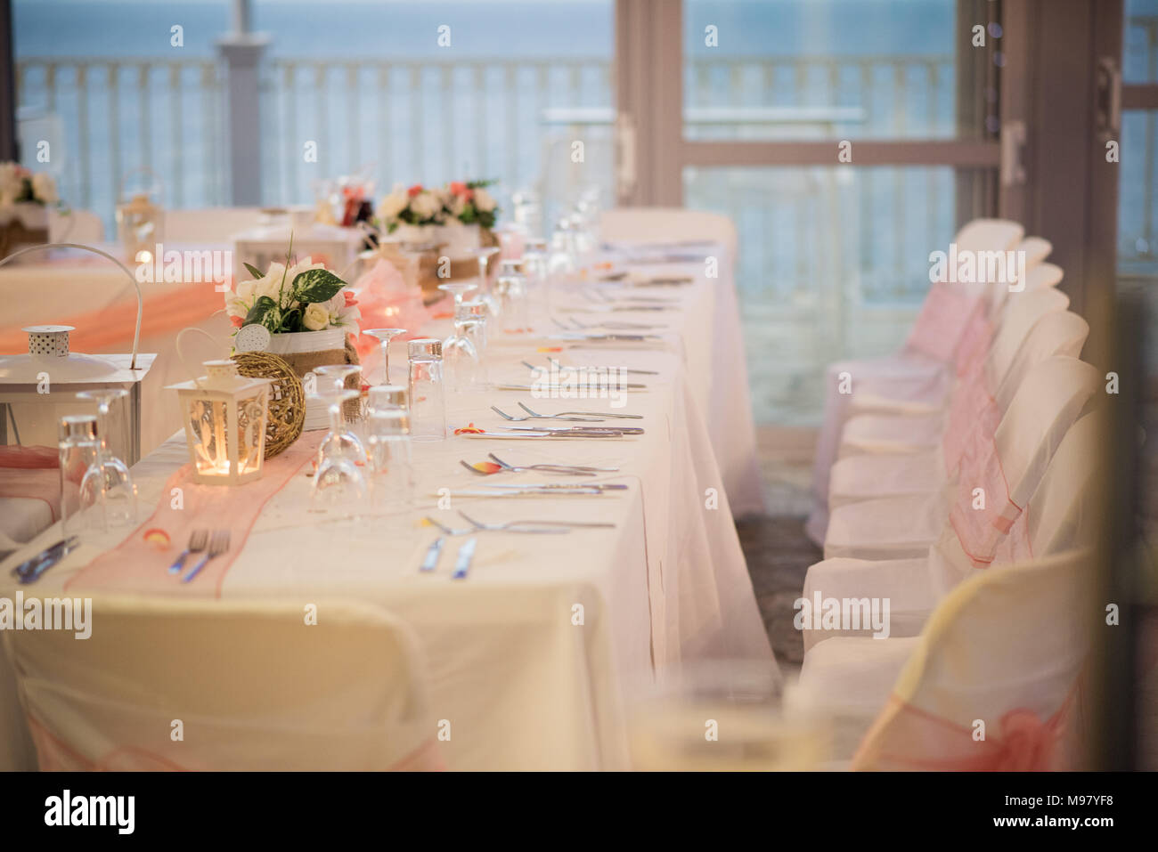 Beautiful table settings for your wedding Stock Photo - Alamy