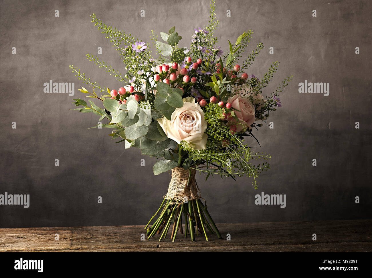Wedding table roses bouquet hi-res stock photography and images - Alamy
