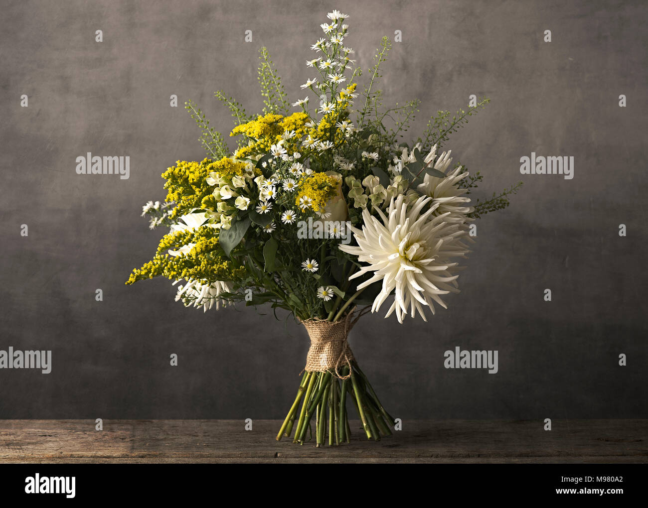 Rustic wedding flowers hi-res stock photography and images - Alamy