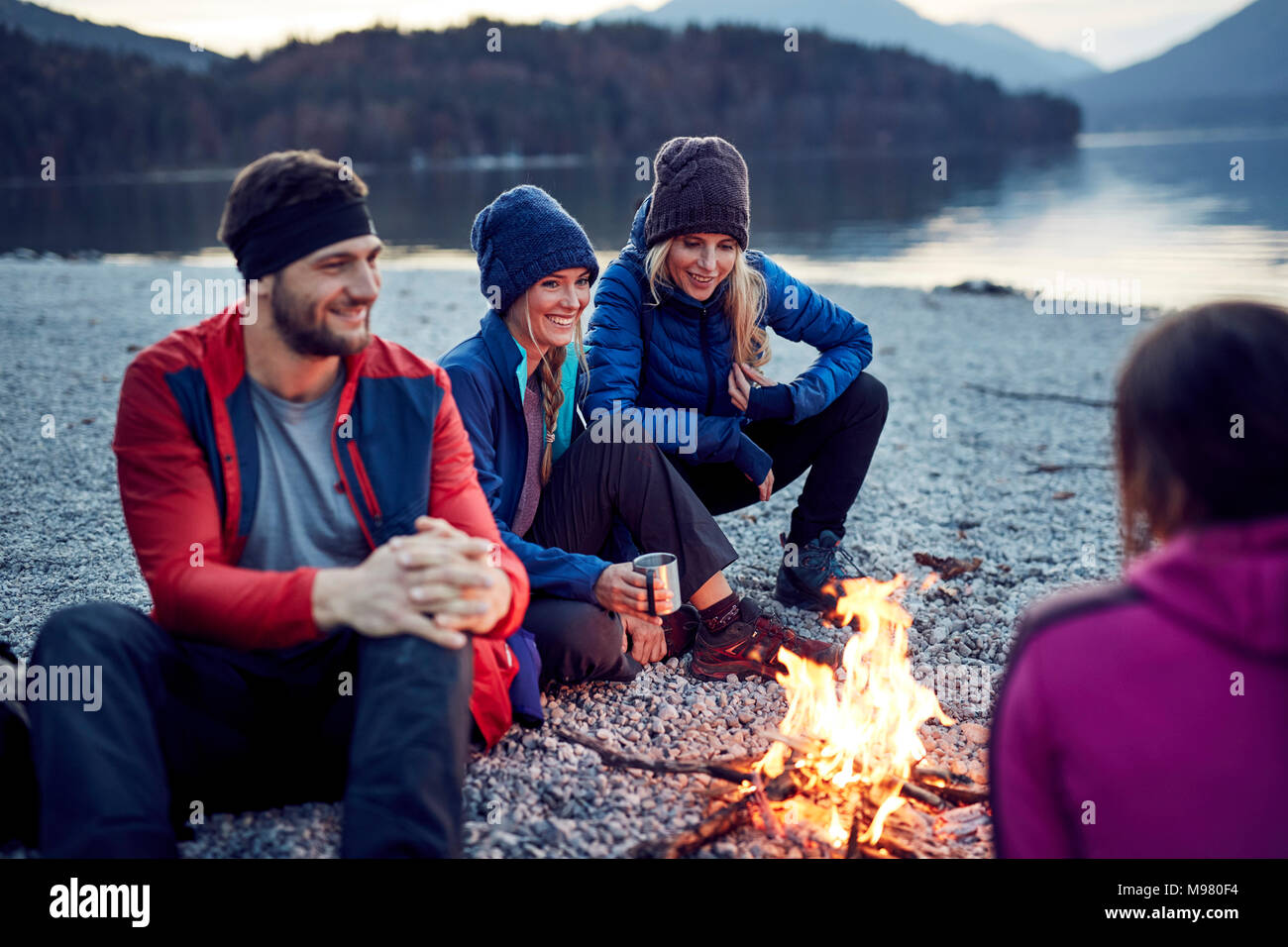 People sitting around camp fire hi-res stock photography and images - Alamy