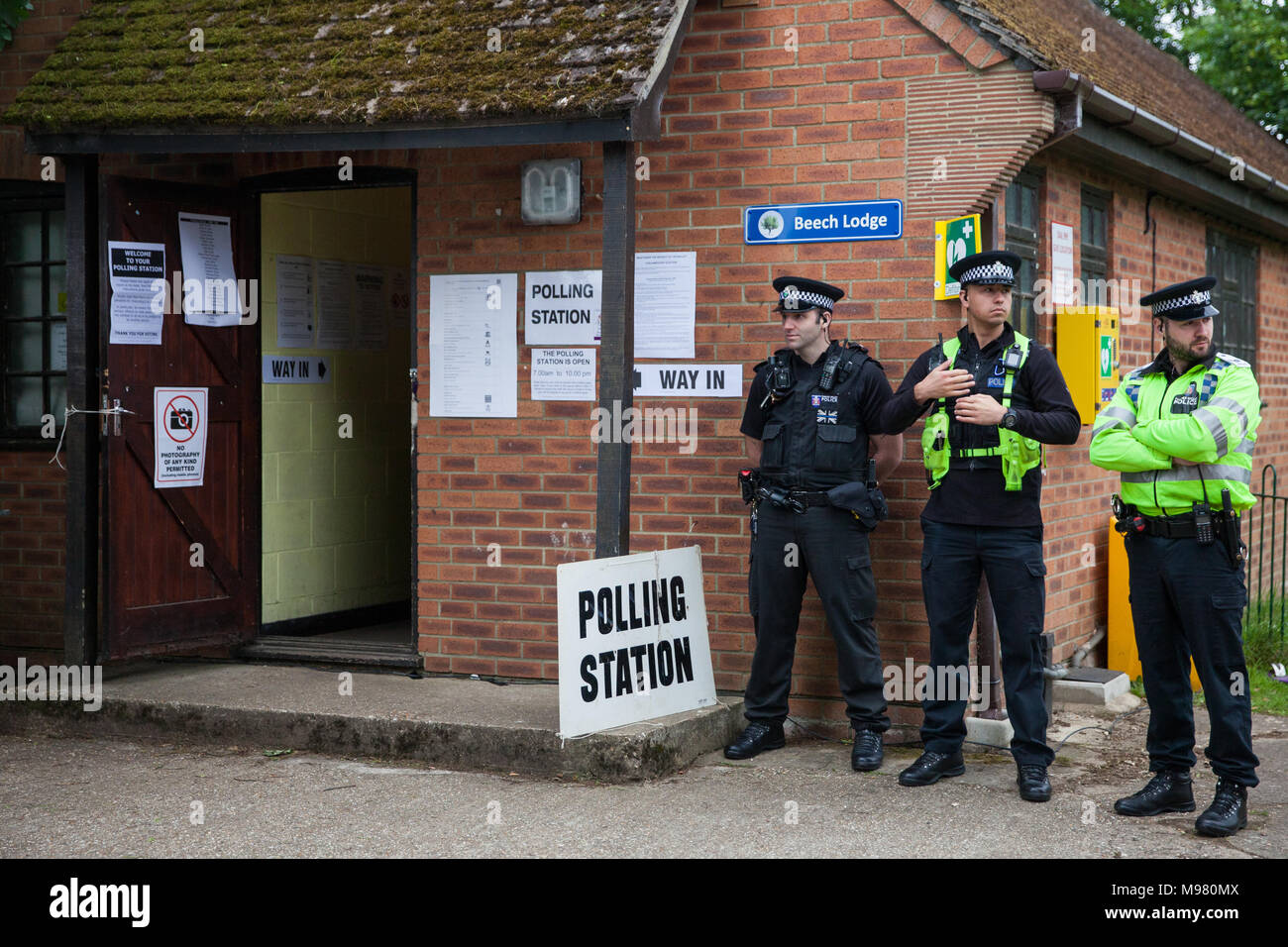 Sonning, UK. 8th June, 2017. Police officers on duty outside Prime ...