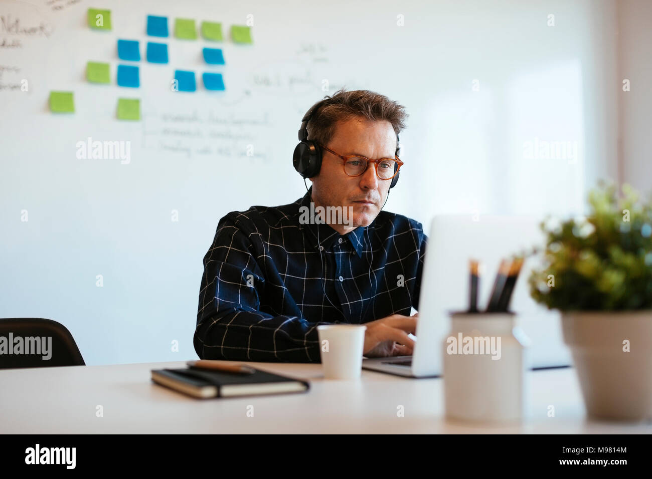 Headphones office desk hi-res stock photography and images - Alamy