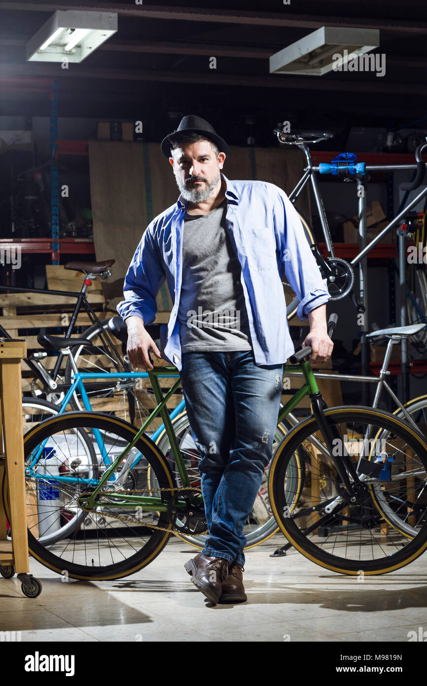 Man in bicycle hi-res stock photography and images - Alamy