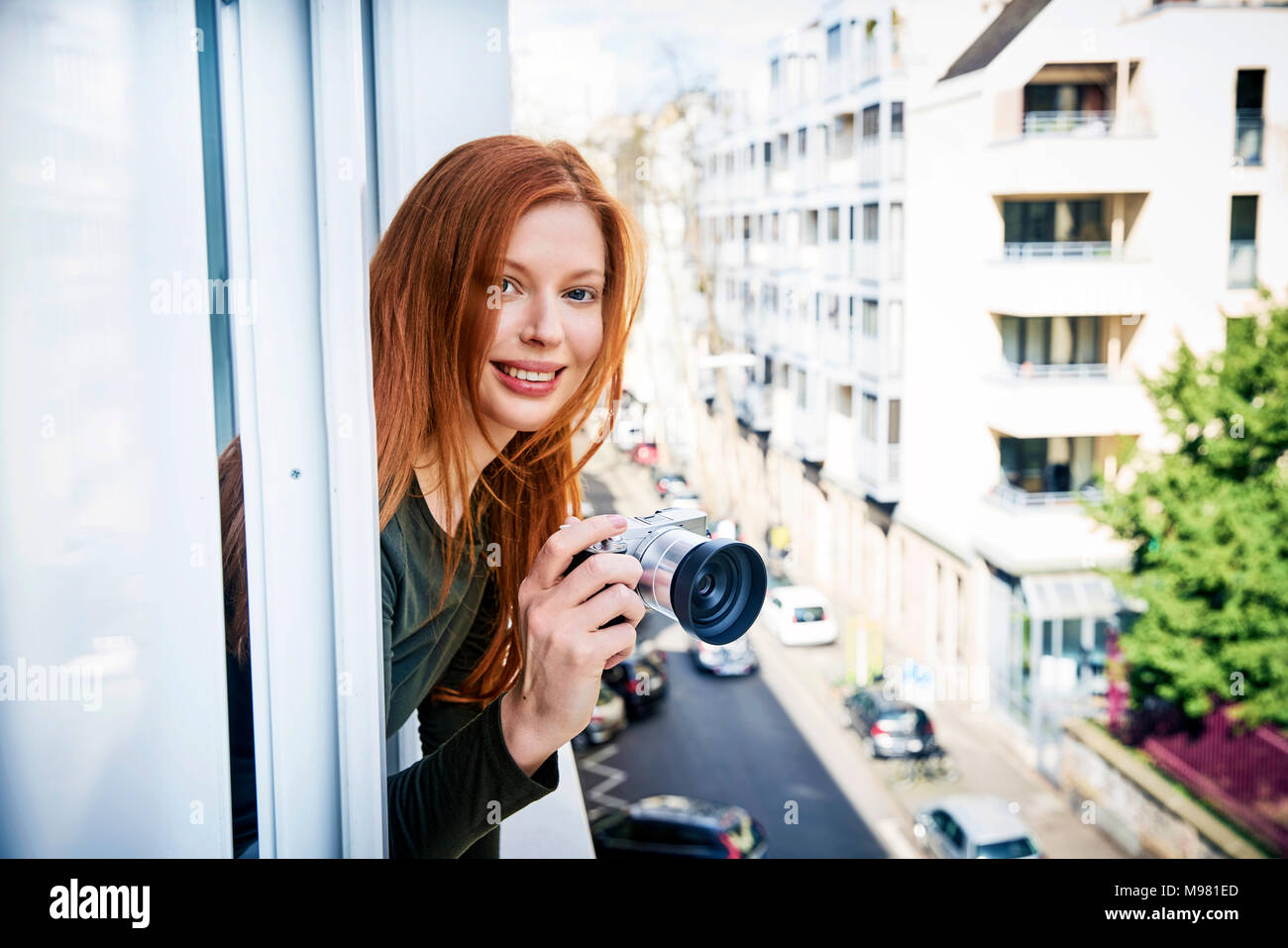 Leaning out of window exterior hi-res stock photography and images - Alamy