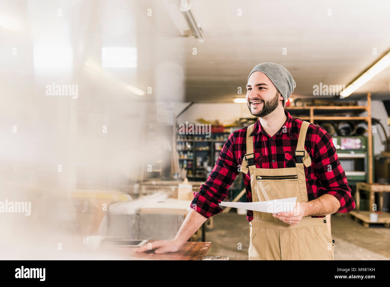 Happy worker hi-res stock photography and images - Alamy