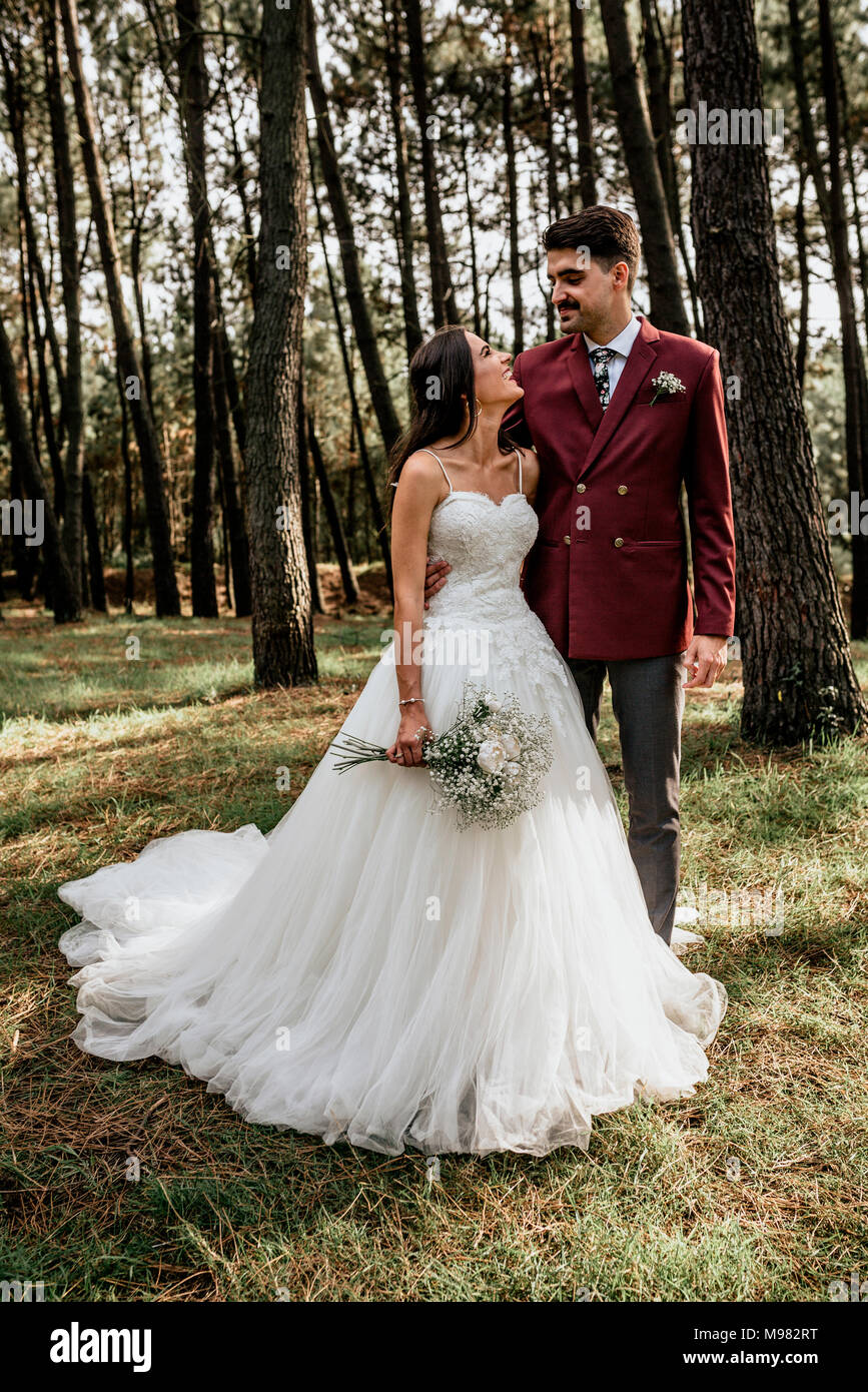 Bride groom forest hi-res stock photography and images - Alamy