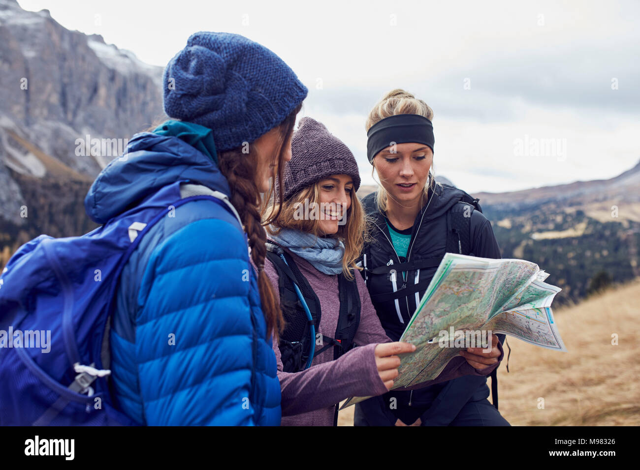 Women looking map hi-res stock photography and images - Alamy