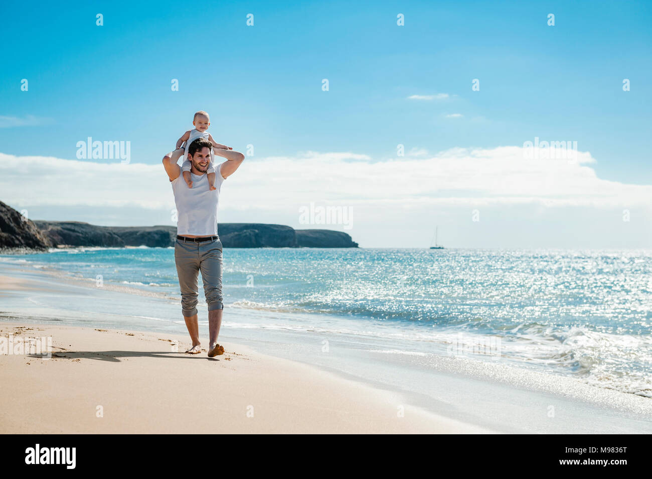 Father carrying little daughter on his shoulders on the beach hi-res stock photography and ...