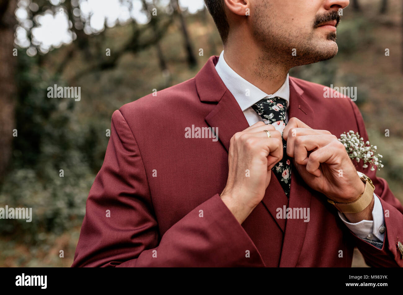 Man with a suit hi-res stock photography and images - Alamy