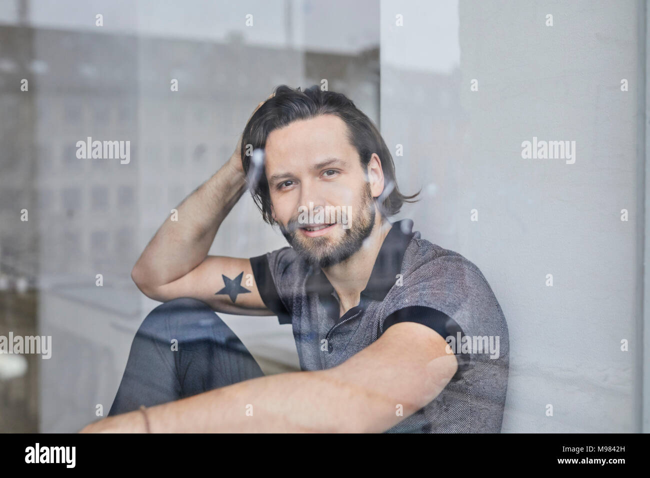 Person looking through window exterior hi-res stock photography and ...