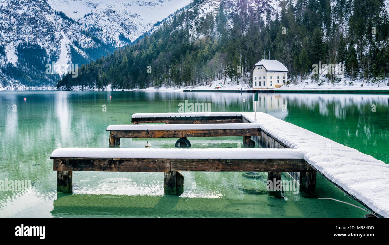 Austria, Tyrol, Ammergau Alps, Lake Plansee in winter, mooring area ...
