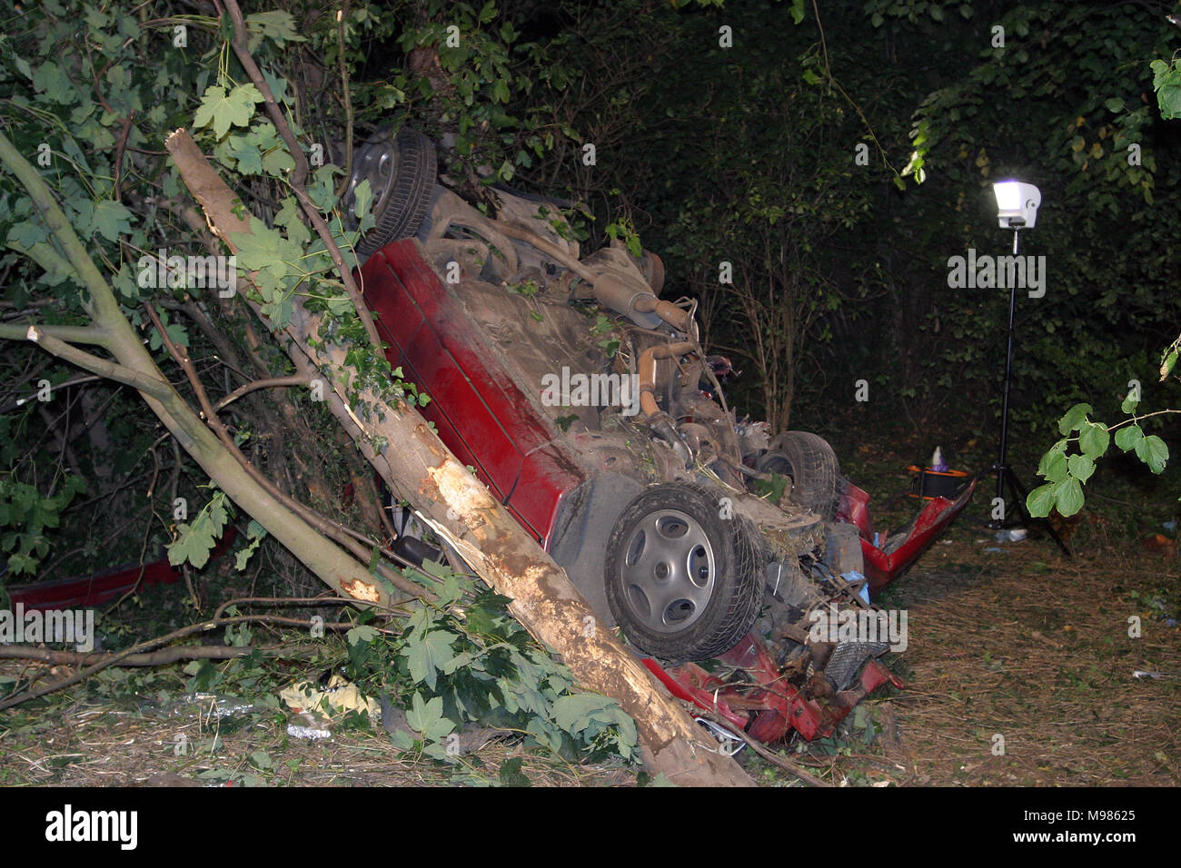 Car crash tree hi-res stock photography and images - Alamy