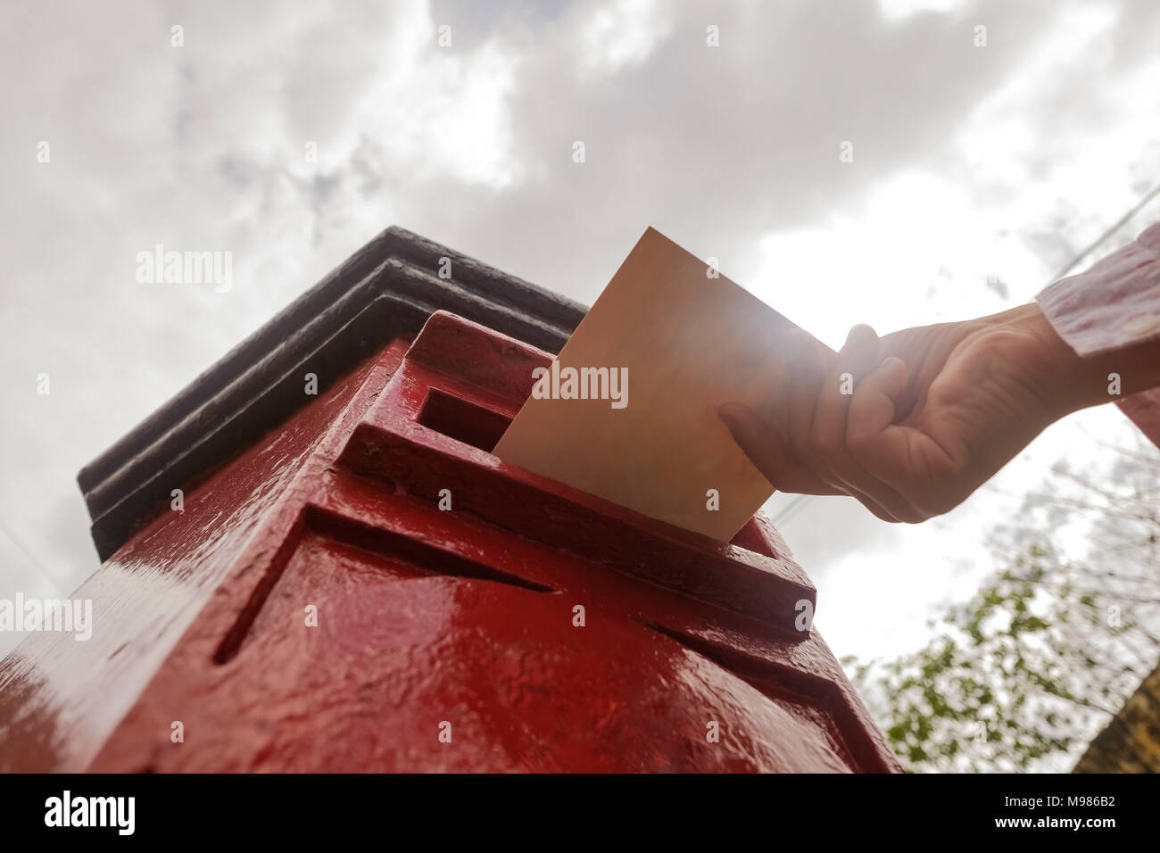 Hand deliver the card hi-res stock photography and images - Alamy