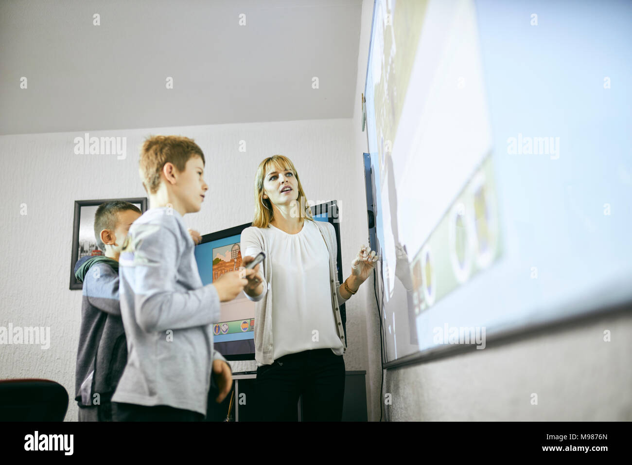 Interactive whiteboard school hi-res stock photography and images - Alamy