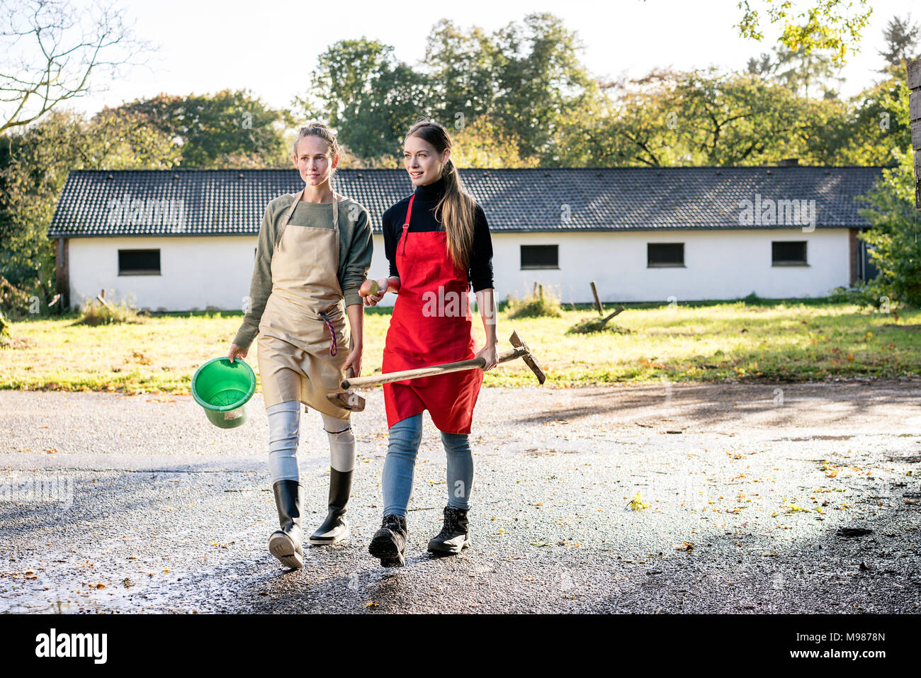 Working apple farm hi-res stock photography and images - Alamy