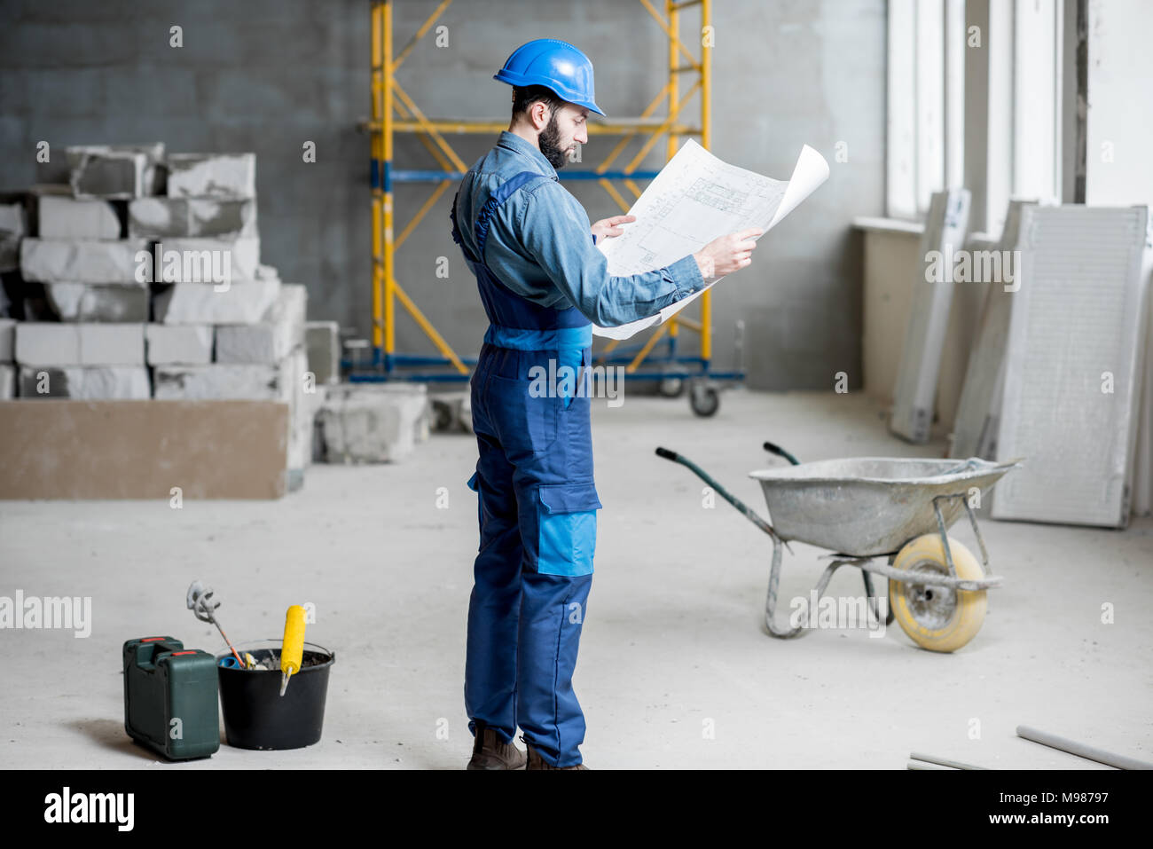 Builder at the construction site Stock Photo - Alamy