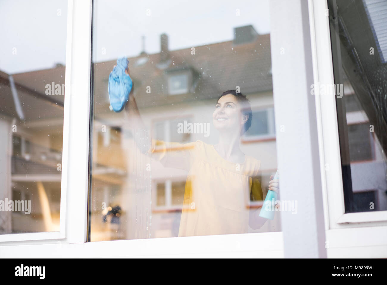 Woman cleaning windows glass hi-res stock photography and images - Alamy