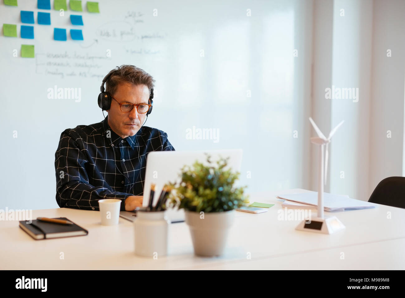 Desk notebook headphones hi-res stock photography and images - Alamy