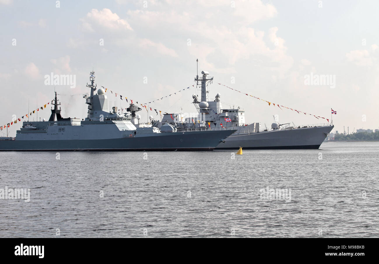 Russian Navy Corvette "Soobrazitelny" and the frigate "Van Amstel ...