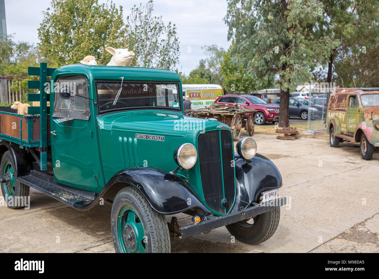 Vintage cars garage hi-res stock photography and images - Alamy