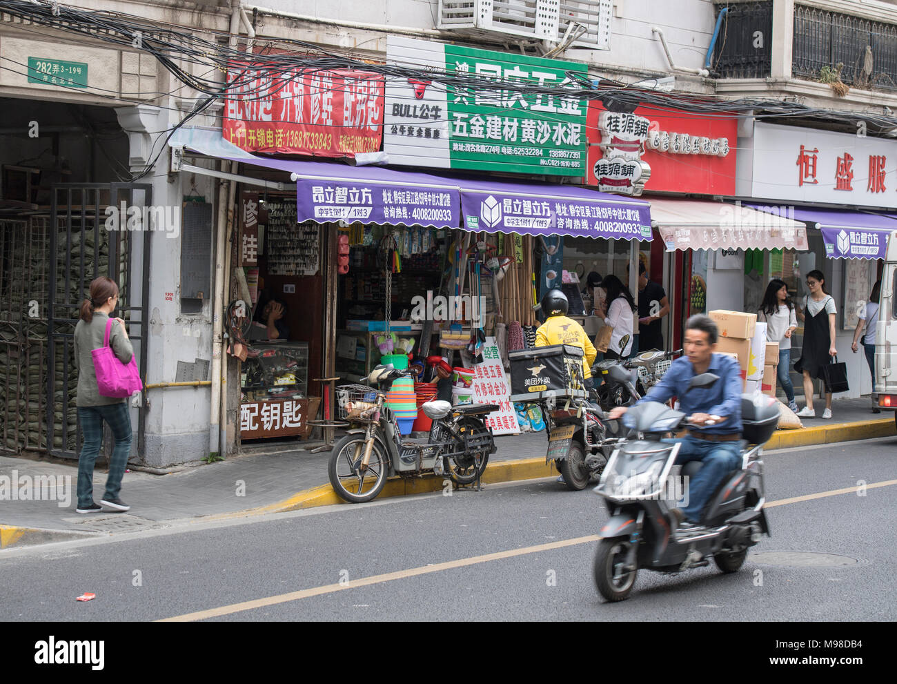 Busy street in the center of Shanghai, China Stock Photo - Alamy
