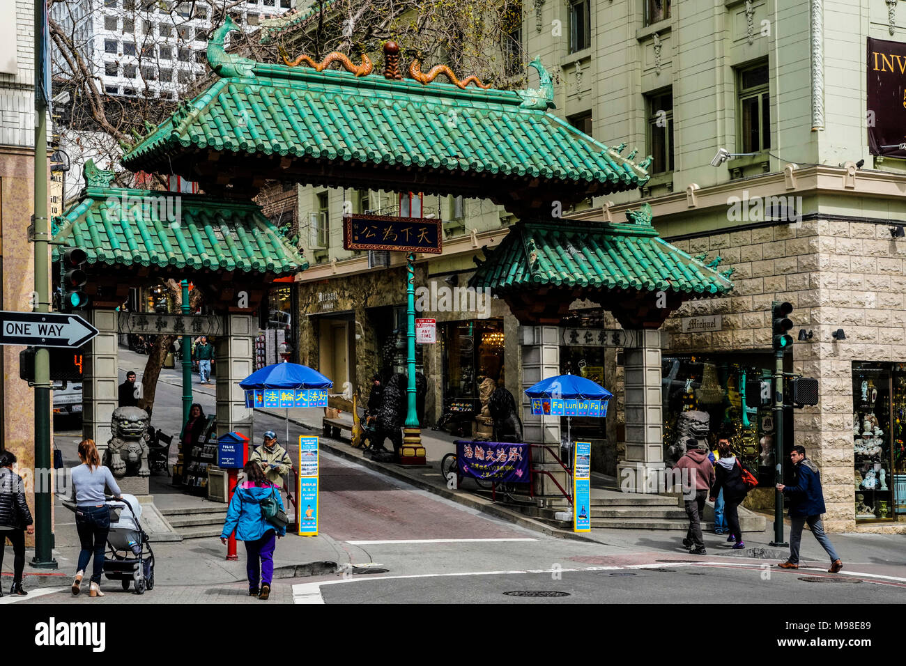 San francisco chinatown dragon gate hi-res stock photography and images ...