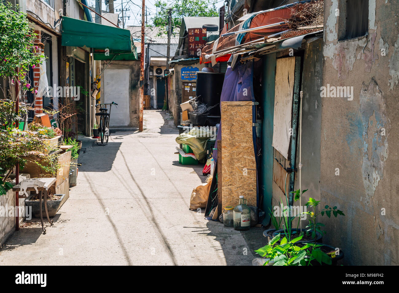 Seoul, Korea - May 8, 2016 : Mullae-dong steel complex street Stock ...