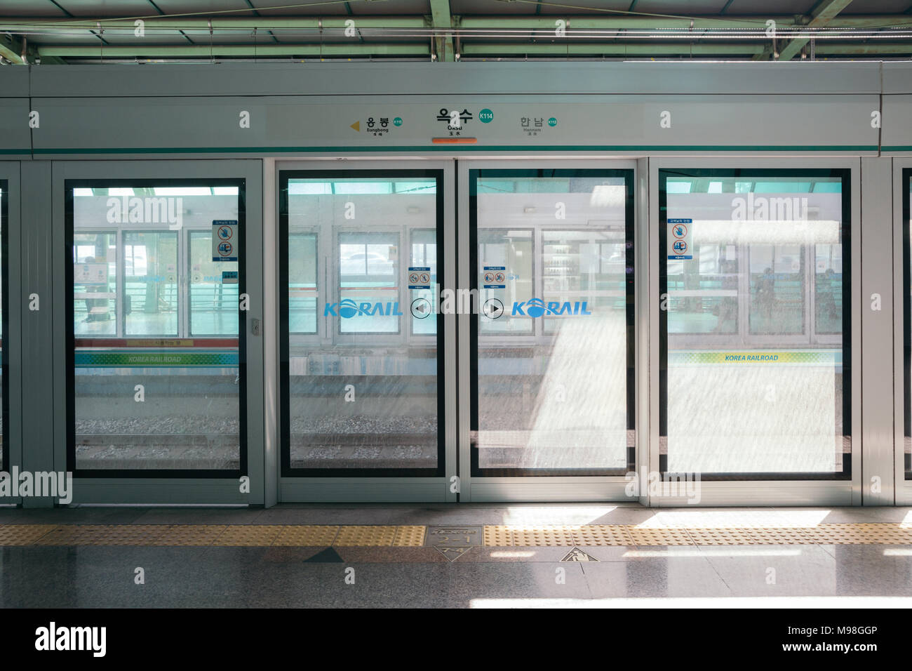 Platform screen door hi-res stock photography and images - Alamy