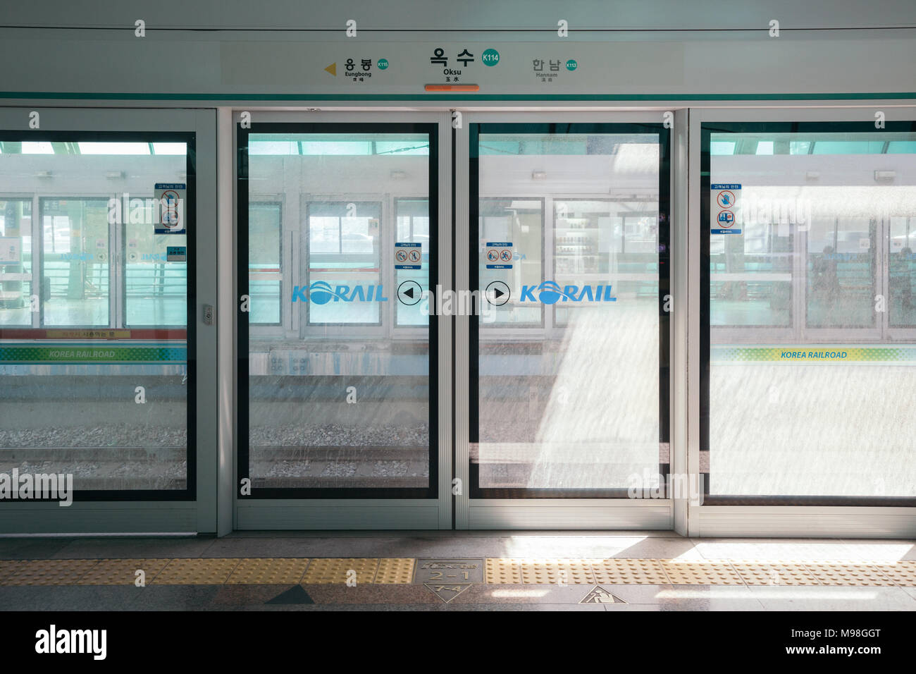 Platform screen wall hi-res stock photography and images - Alamy