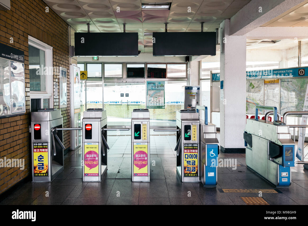 Seoul subway station ticket barrier hi-res stock photography and images ...