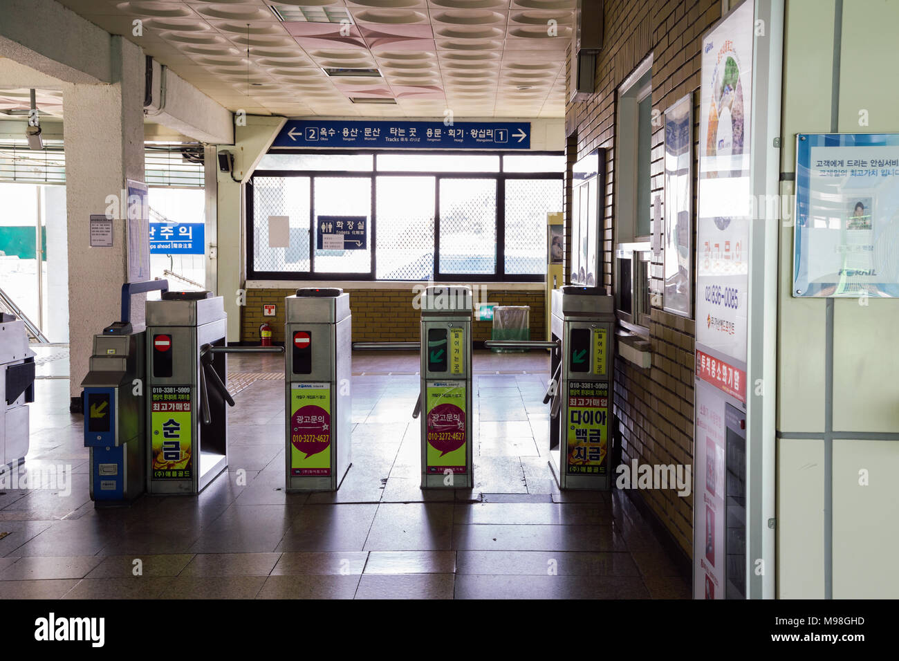 Seoul subway station ticket barrier hi-res stock photography and images ...