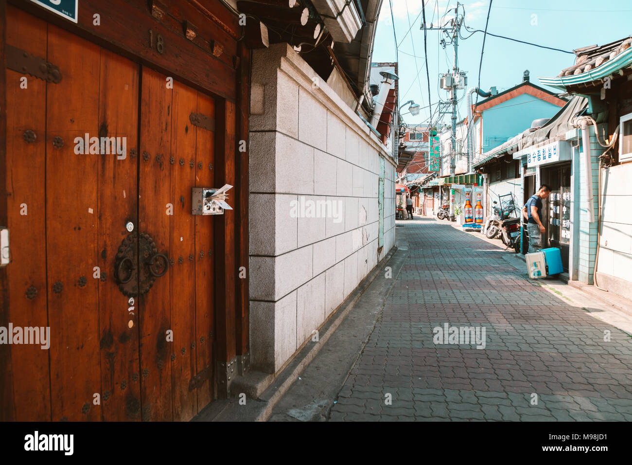 Traditional style korean building hi-res stock photography and images ...