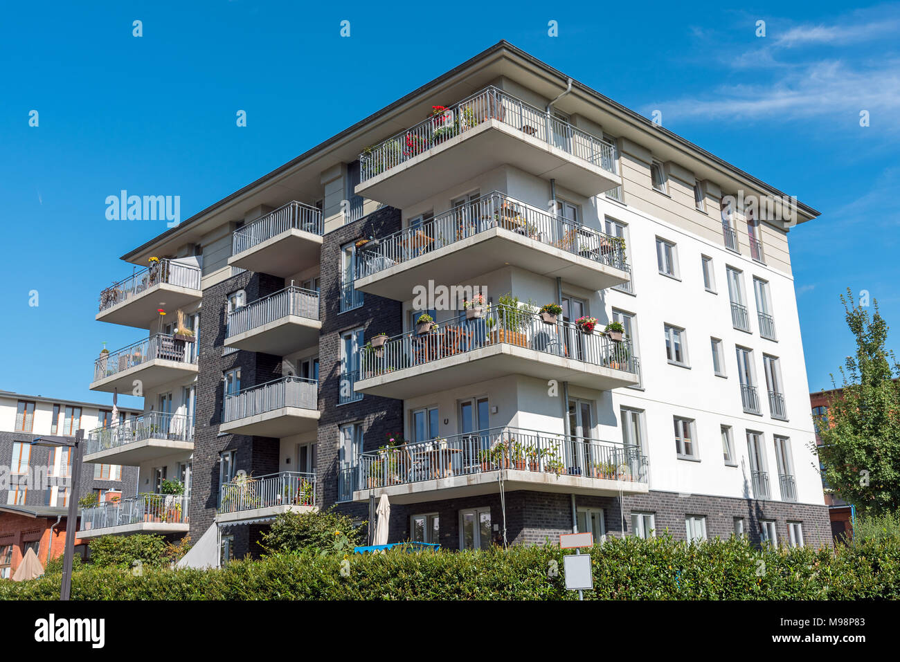 Grey townhouse hi-res stock photography and images - Alamy