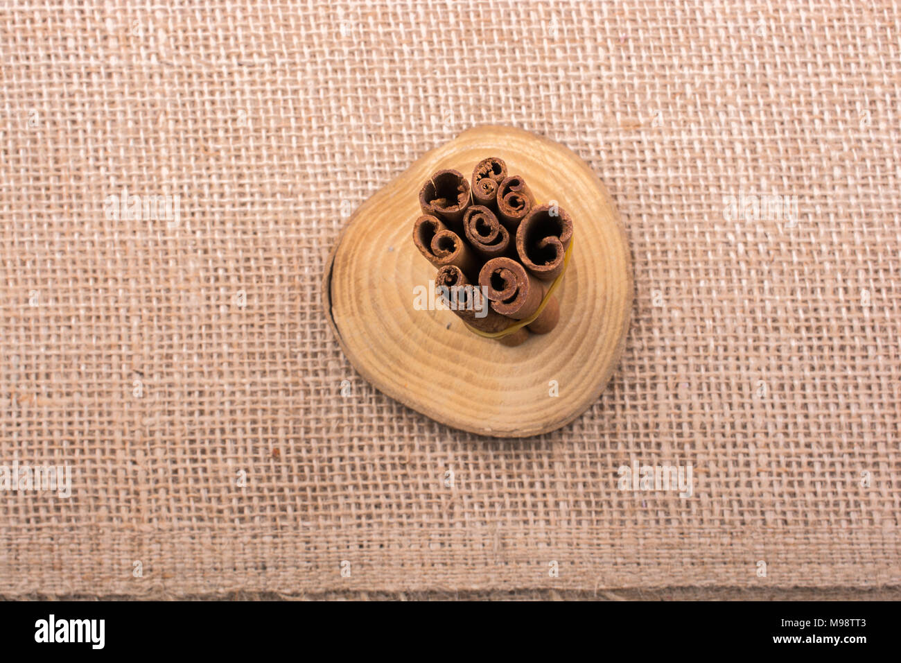 bundle of cinnamon sticks on a linen canvas background Stock Photo - Alamy
