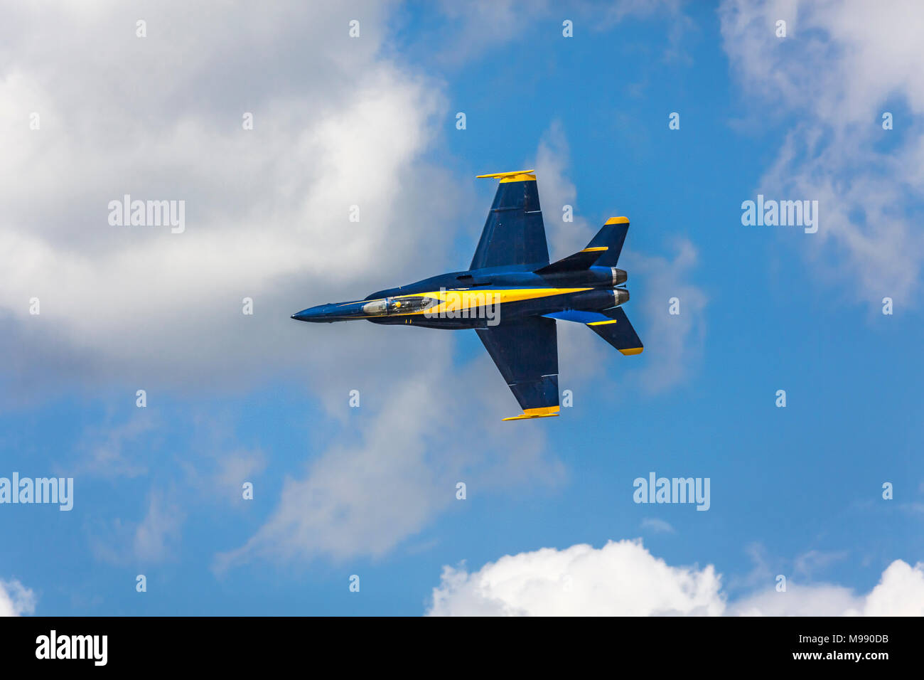 Acrobatic team hi-res stock photography and images - Alamy