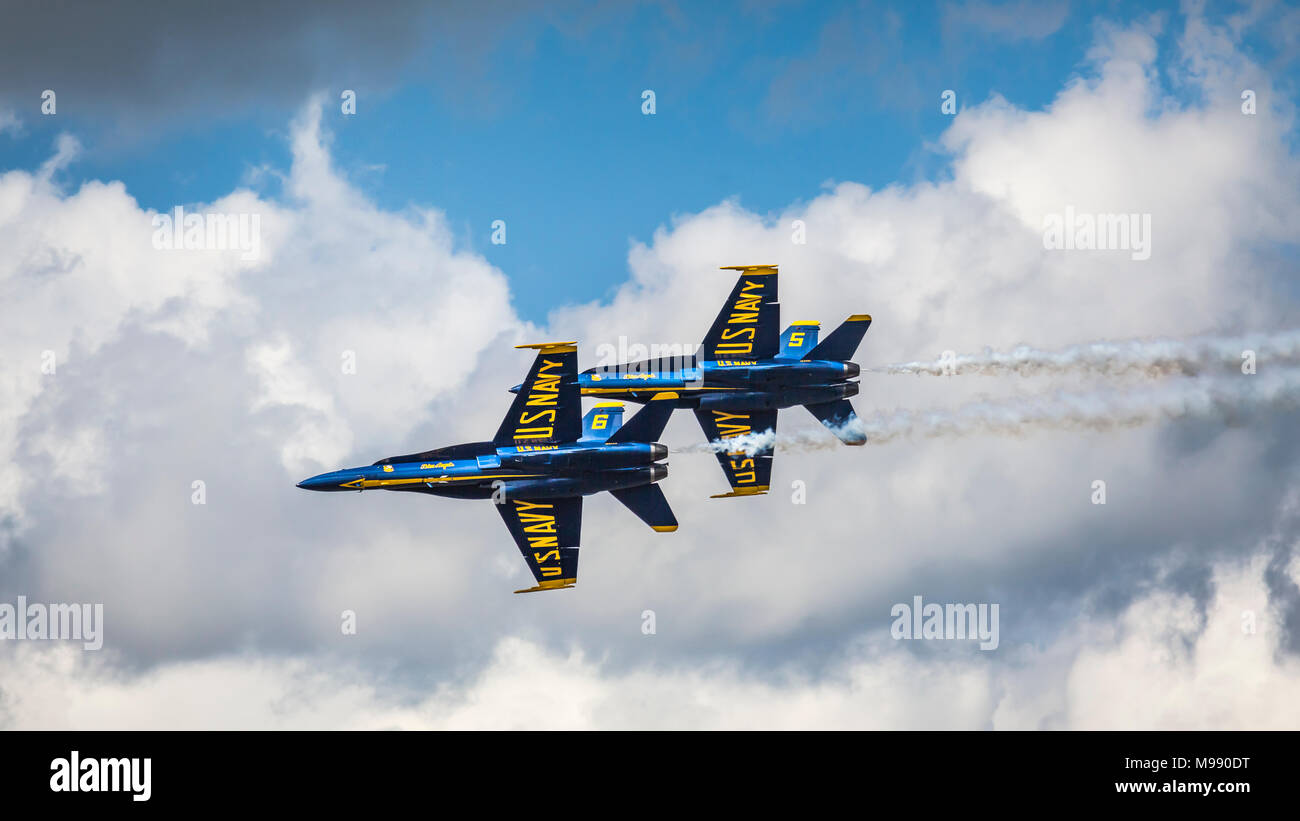 Acrobatic team hi-res stock photography and images - Alamy